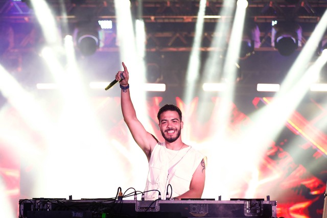 Maraisa 'se joga' no set de DJ Ronald em encerramento de navio com a ...