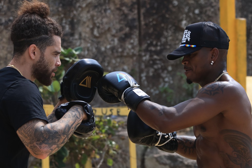 Ne-Yo treina no Arpoador antes de show no Rock in Rio; veja fotos