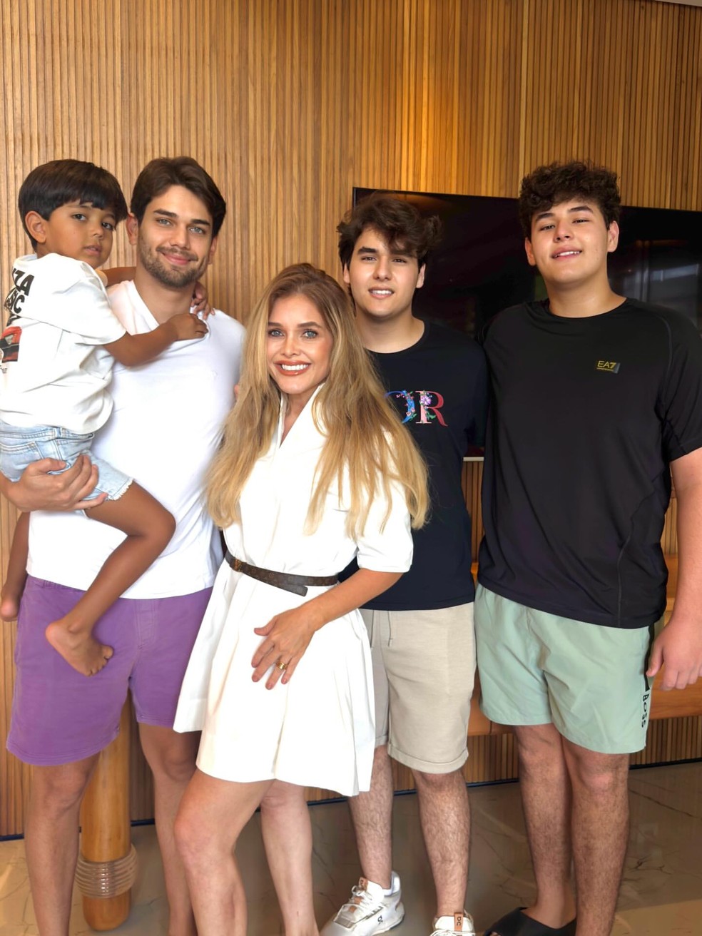 Filho de Leandro, da dupla com Leonardo, chama atenção pela semelhança ...