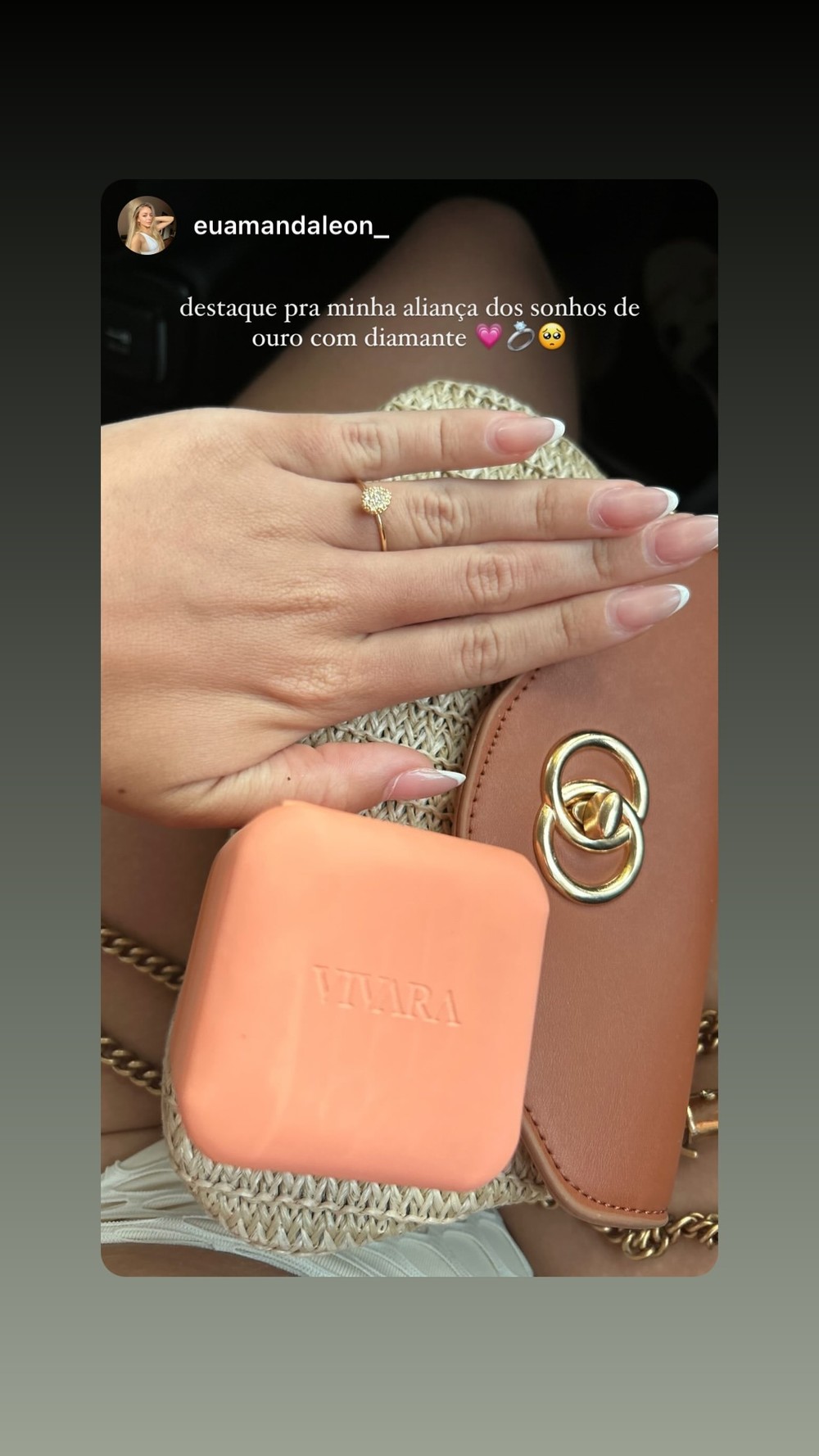 Musa do OnlyFans que vende água do banho para pagar noivado é pedida em casamento