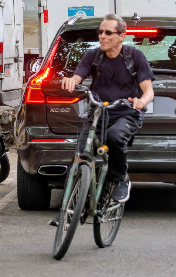 Tony Bellotto, guitarrista do Titãs, pedala no Rio de Janeiro, após ...