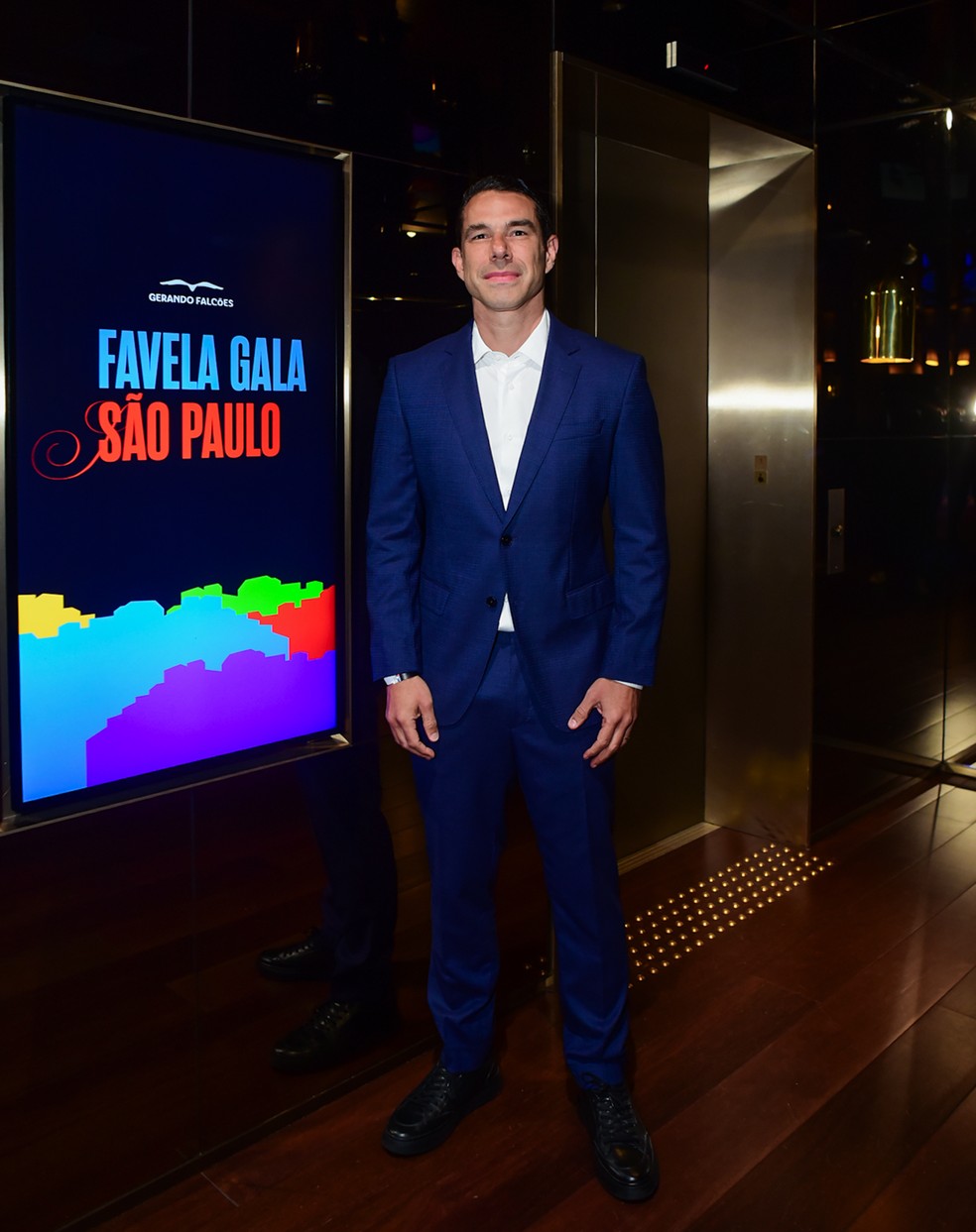 Elegância, brilho e transparência: Famosos marcam presença no Favela ...