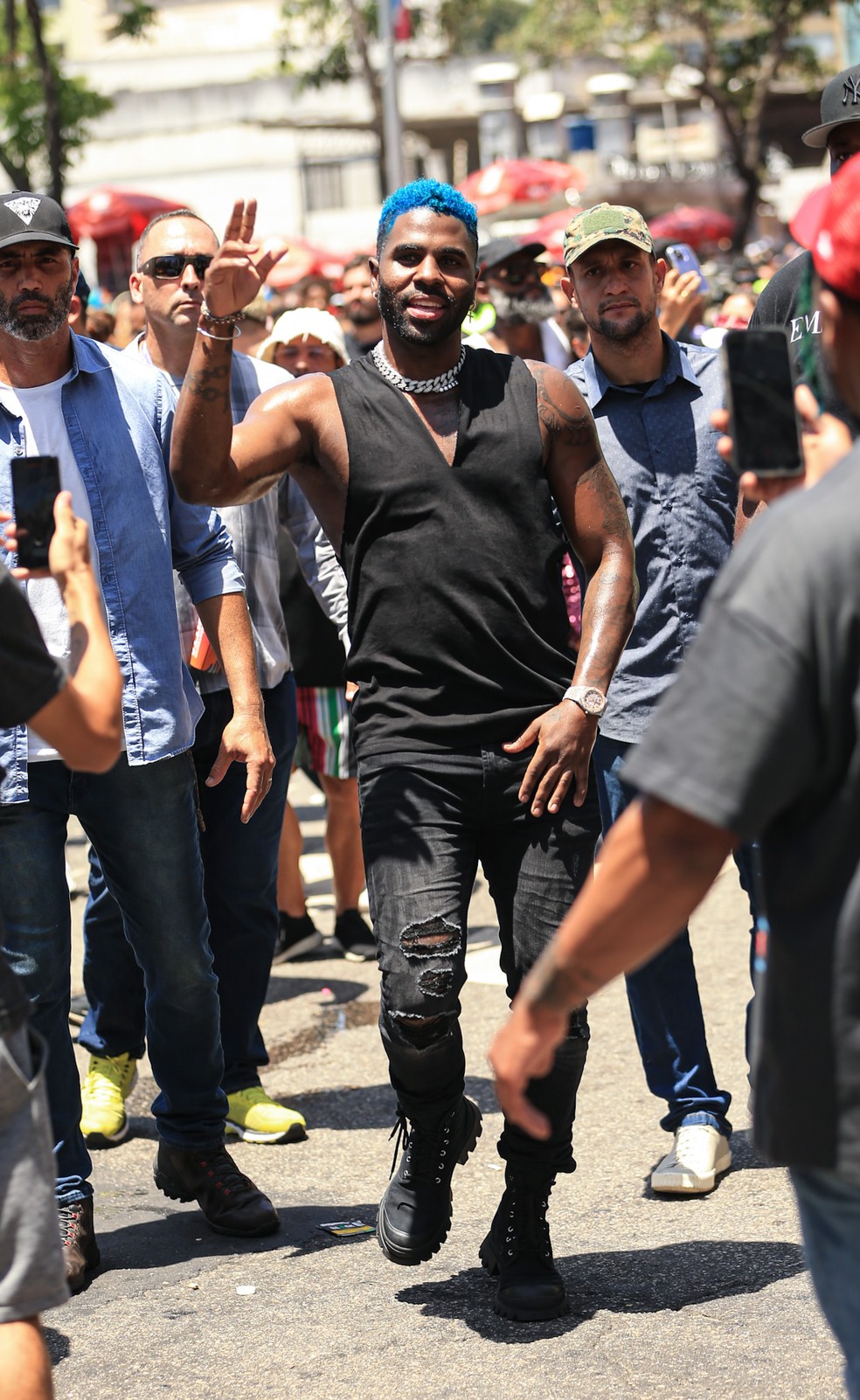 Jason Derulo é tietado ao descer de trio após cantar no 'Bloco da Anitta'