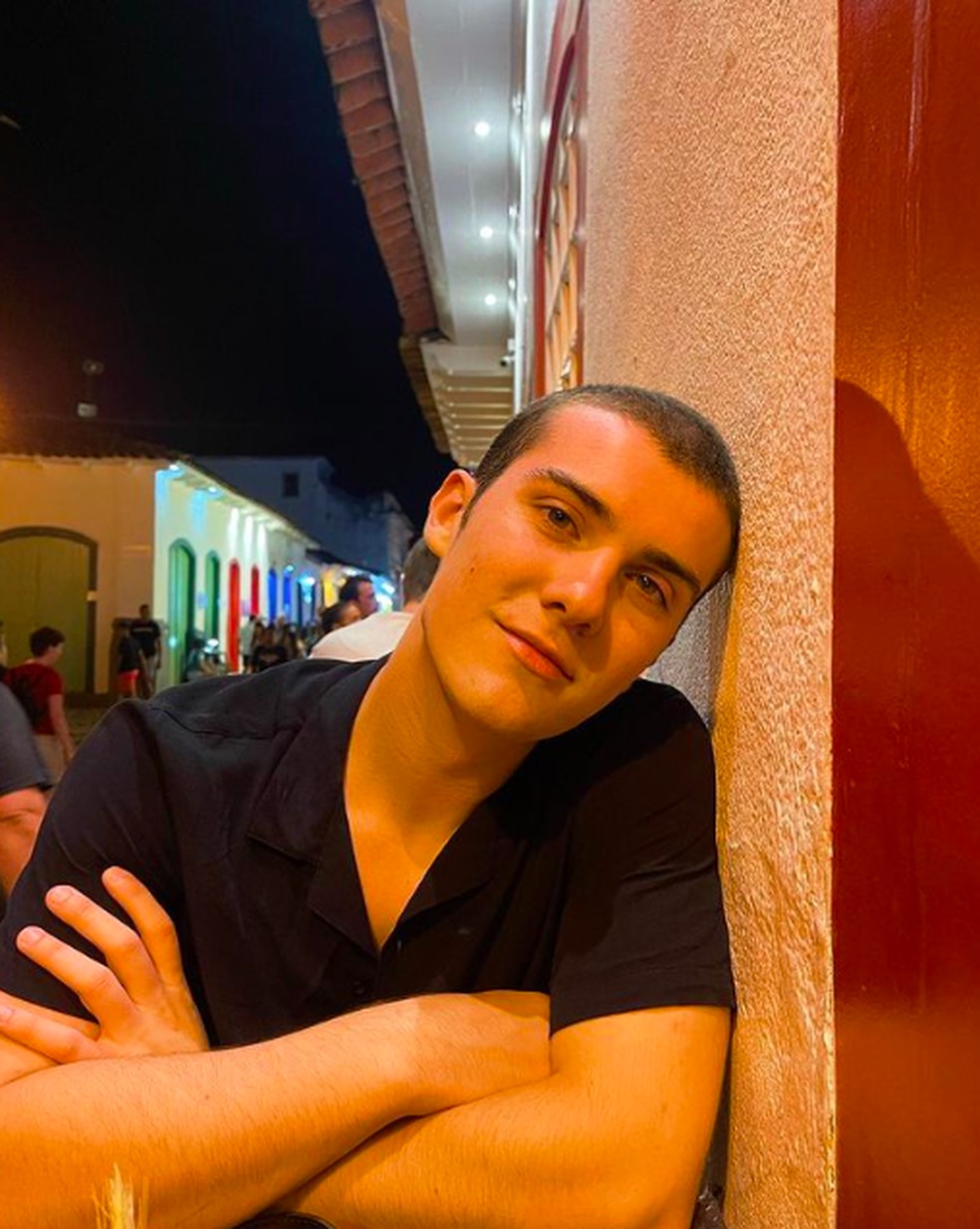 Quem é Caio Manhente? Ator foi visto aos beijos com Bella Campos