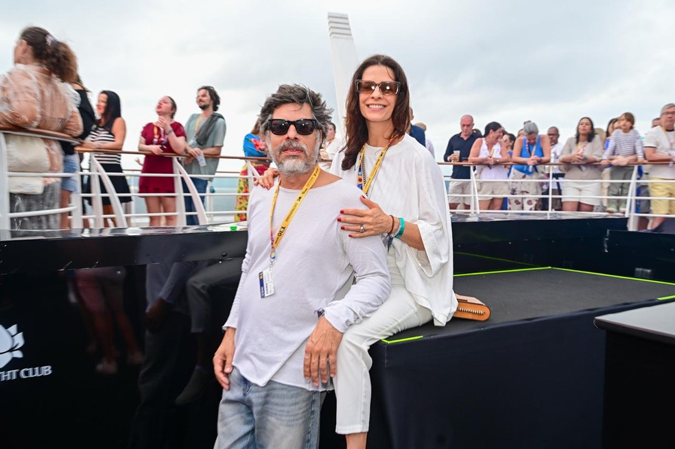 Helena Ranaldi beija Daniel Alvim em show de Liniker no navio de Gil; vídeo