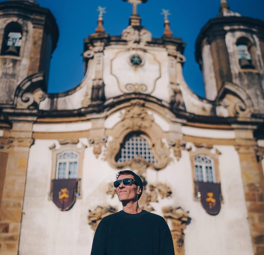 Dinho Ouro Preto faz graça em cidade que deu seu nome antes de show do ...