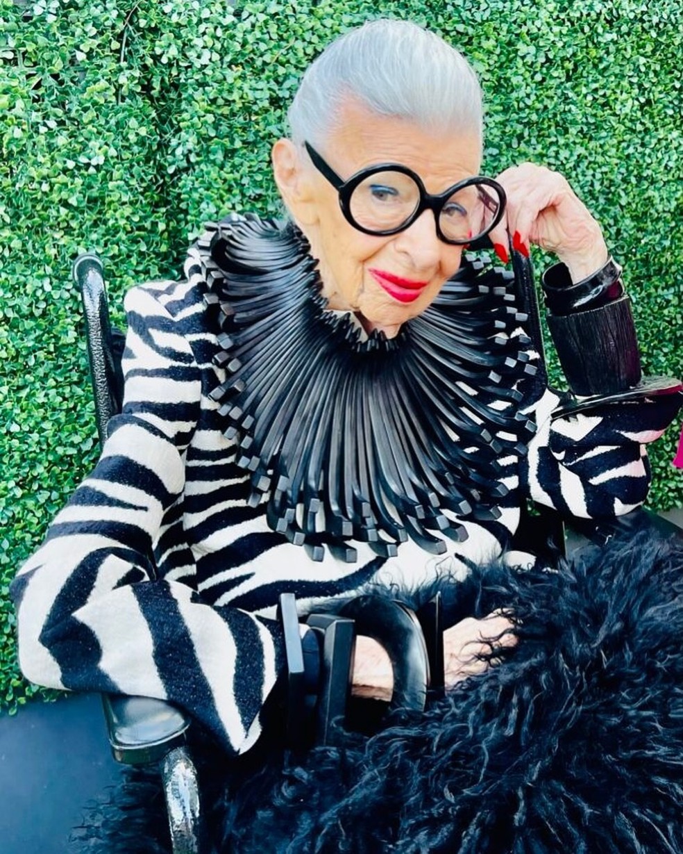 Morre Iris Apfel, fashionista famosa pela ousadia, aos 102 anos