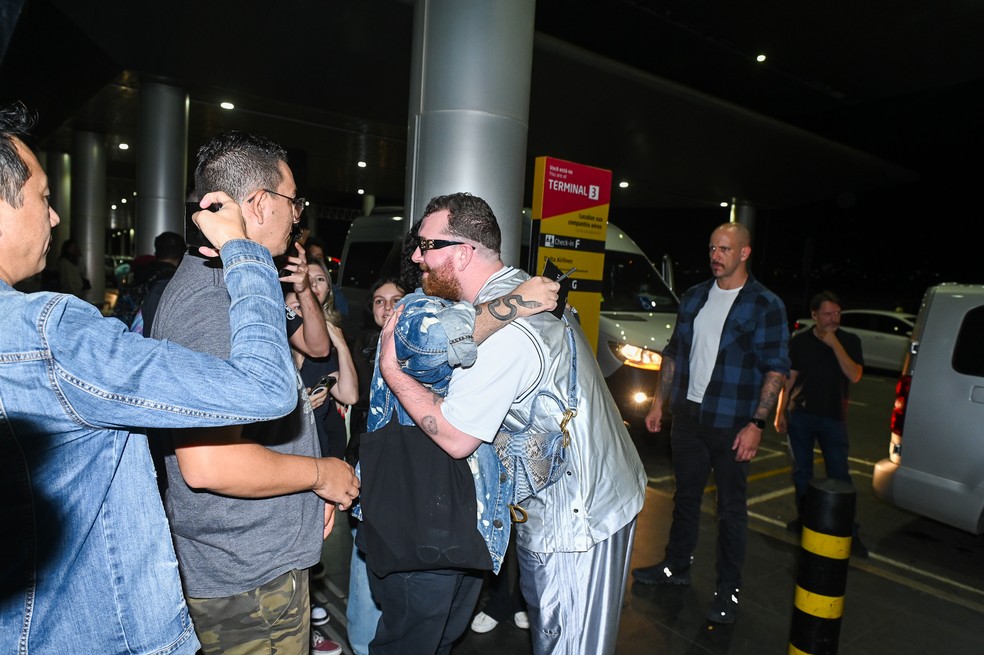 Após show no Lollapalooza, Sam Smith posa com fãs em aeroporto ao ...