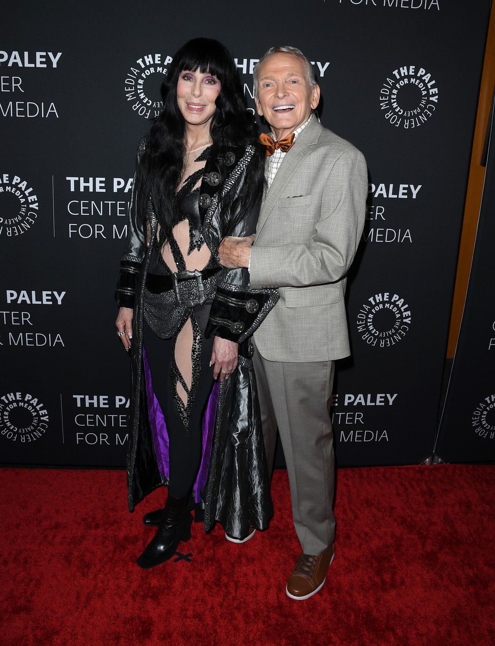 Cher usa look à la gladiadora recortado e deixa barriga à mostra em ...