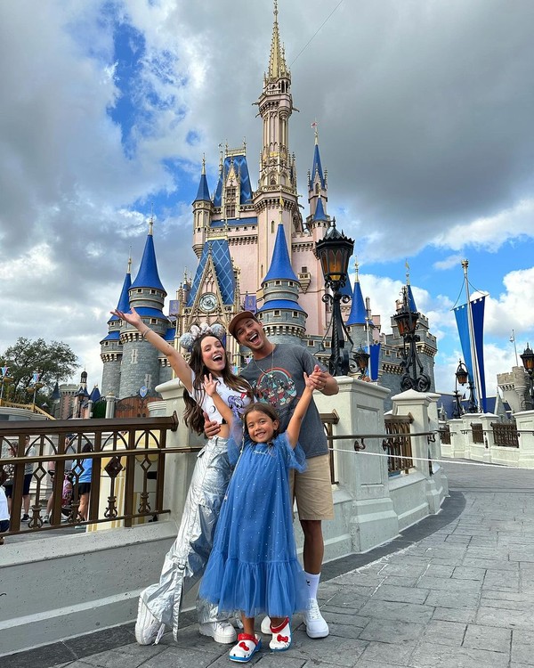 Larissa Manoela posa com o marido, André Luiz Frambach, na Disney: 'O ...