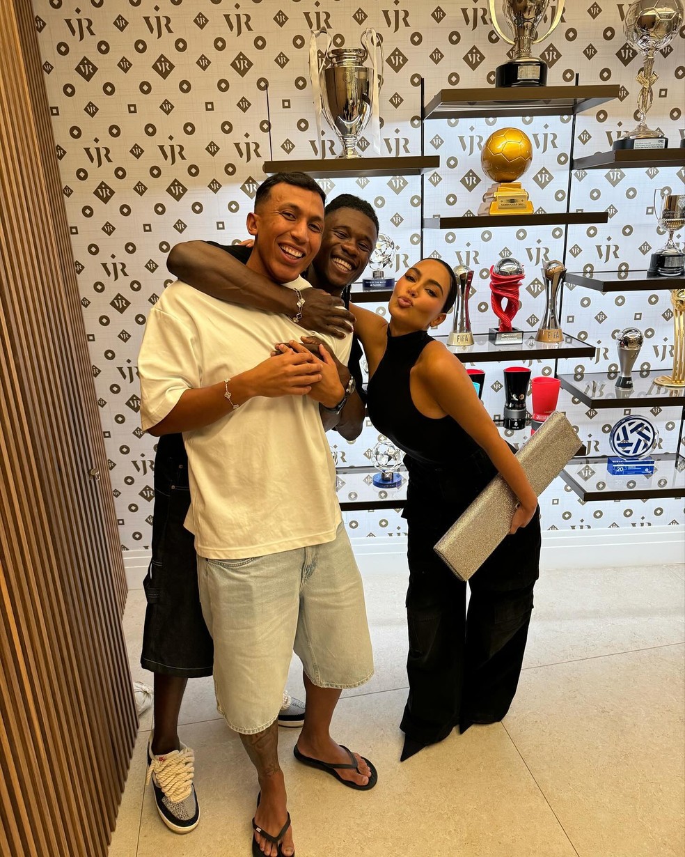 Vini Jr. recebe Kim Kardashian e filho em casa na Espanha