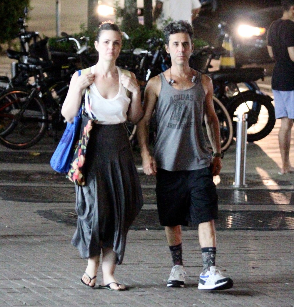 De cara limpa, Carolina Kasting faz aparição rara com o marido ...