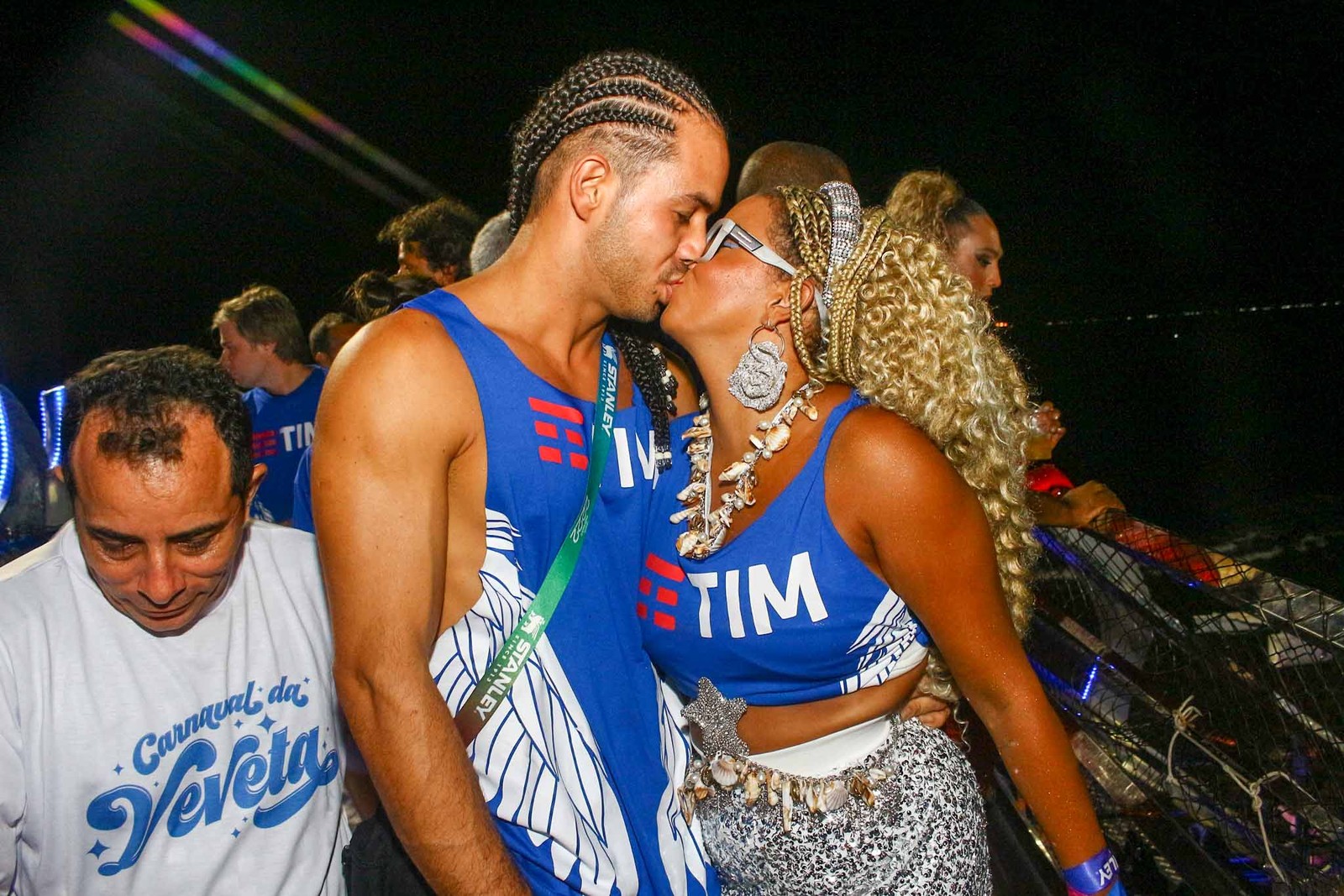 De fio-dental, Yasmin Brunet renova o bronzeado em praia do Rio; vídeo