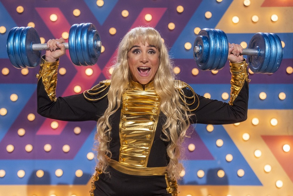 Deborah Secco se veste de paquita para gravação de especial; fotos