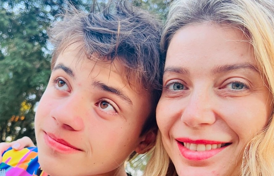 Luiza Possi mostra fotos em família, e beleza do enteado chama a atenção