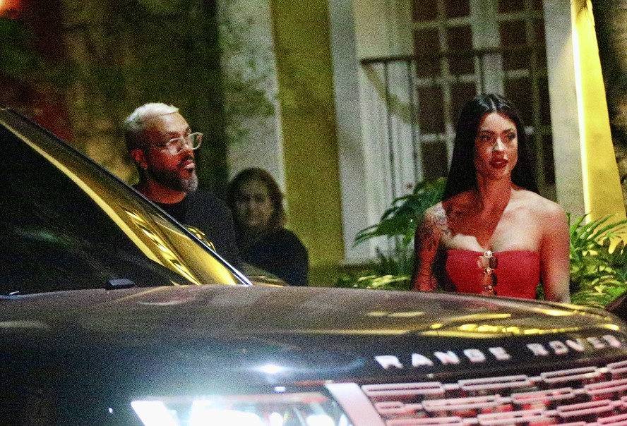 Belo e namorada vão juntos a restaurante no Rio de Janeiro; fotos