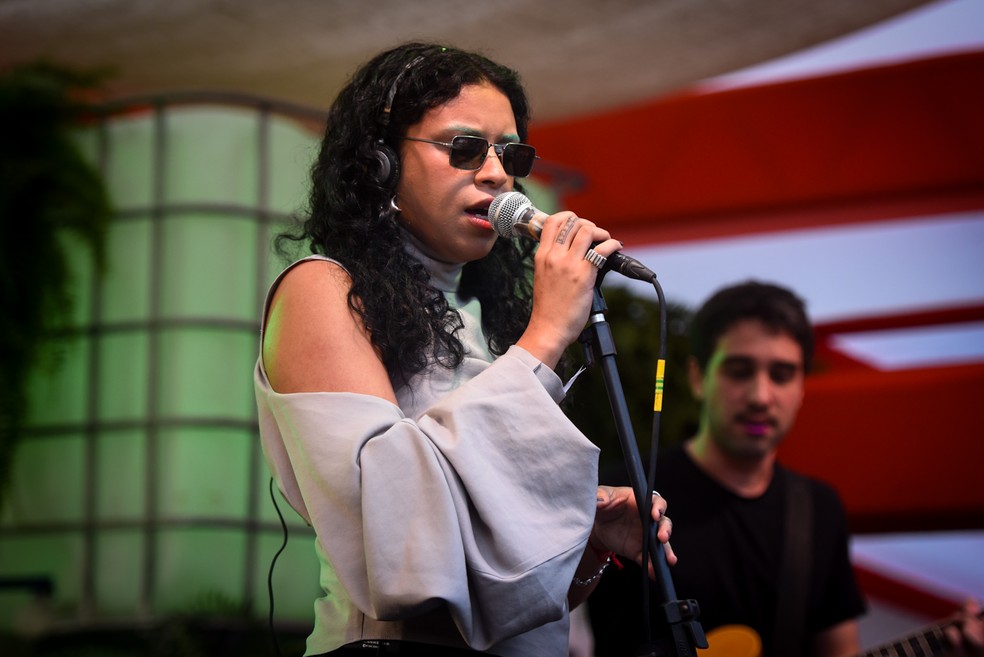 Seu Jorge prestigia show da filha, Flor, em seu primeiro festival em ...