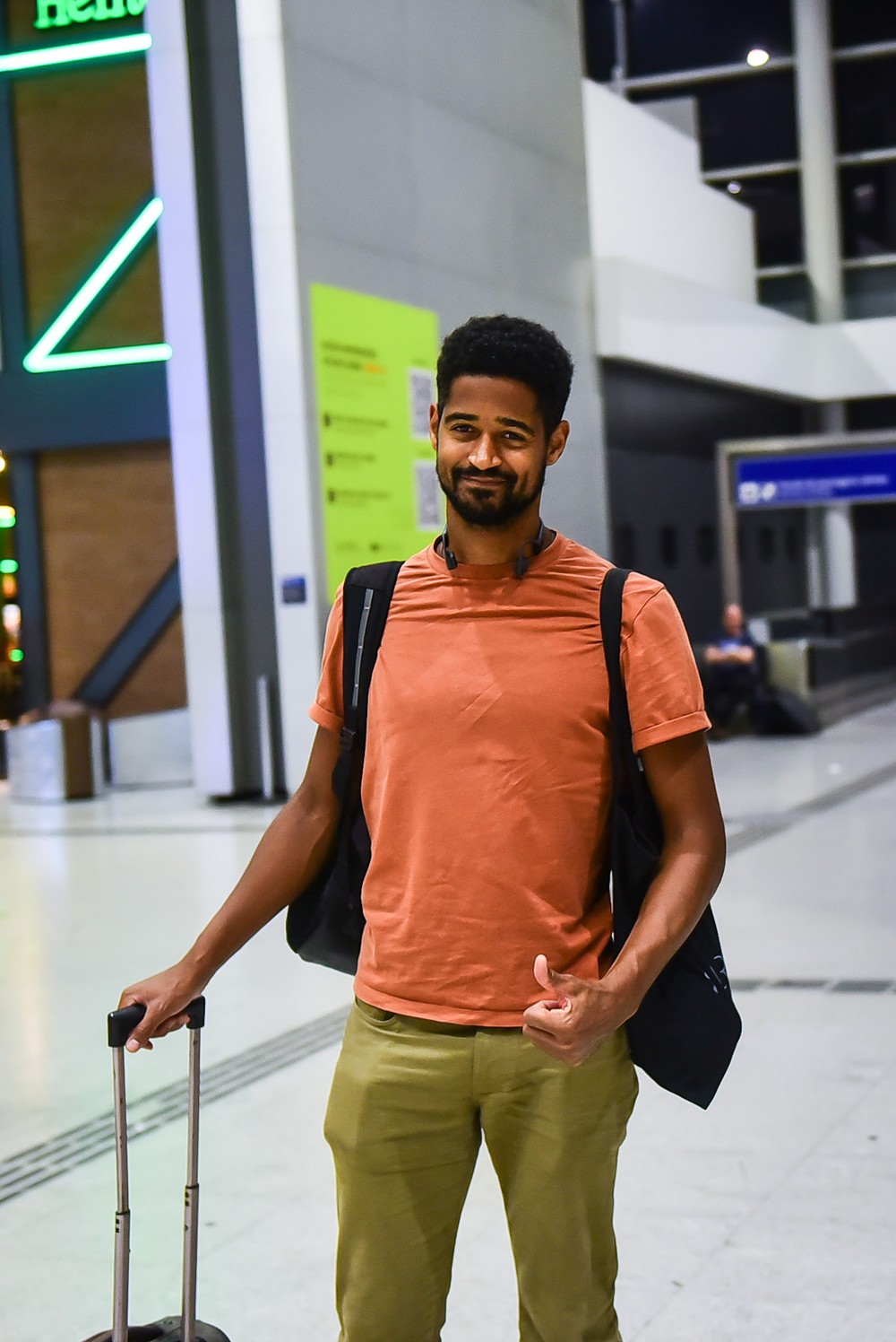 Ator de 'Harry Potter', Alfred Enoch embarca discretamente em São Paulo