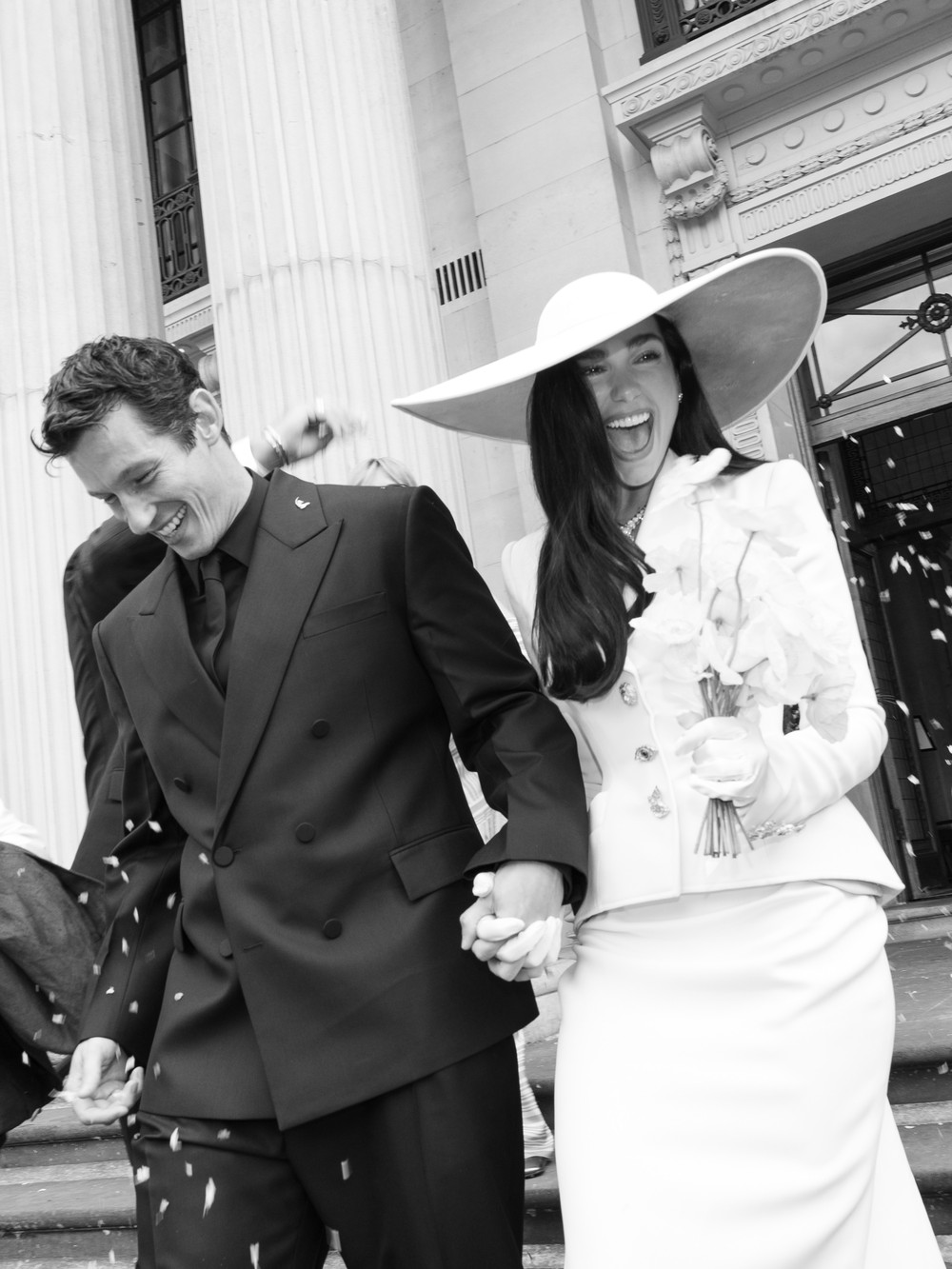 Dua Lipa e Callum Turner curtem fonte famosa da Itália com beijo e mão ...