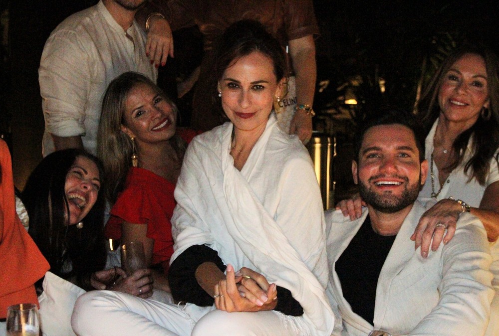 Após 17 anos fora do Brasil, Daniela Escobar tem encontro com amigos no Rio