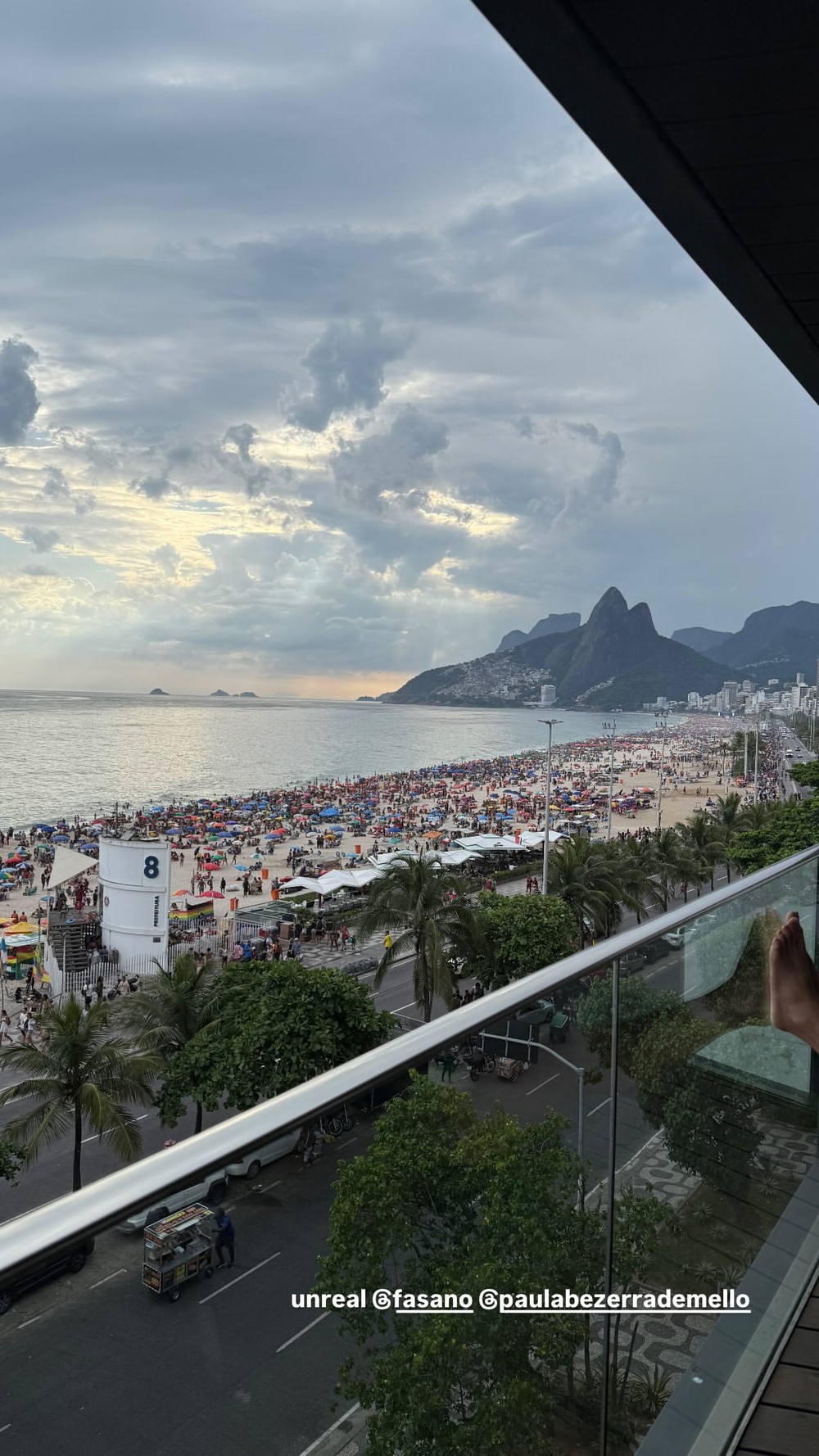 Emily Ratajkowski curte praia no Rio, se declara em português, e ...