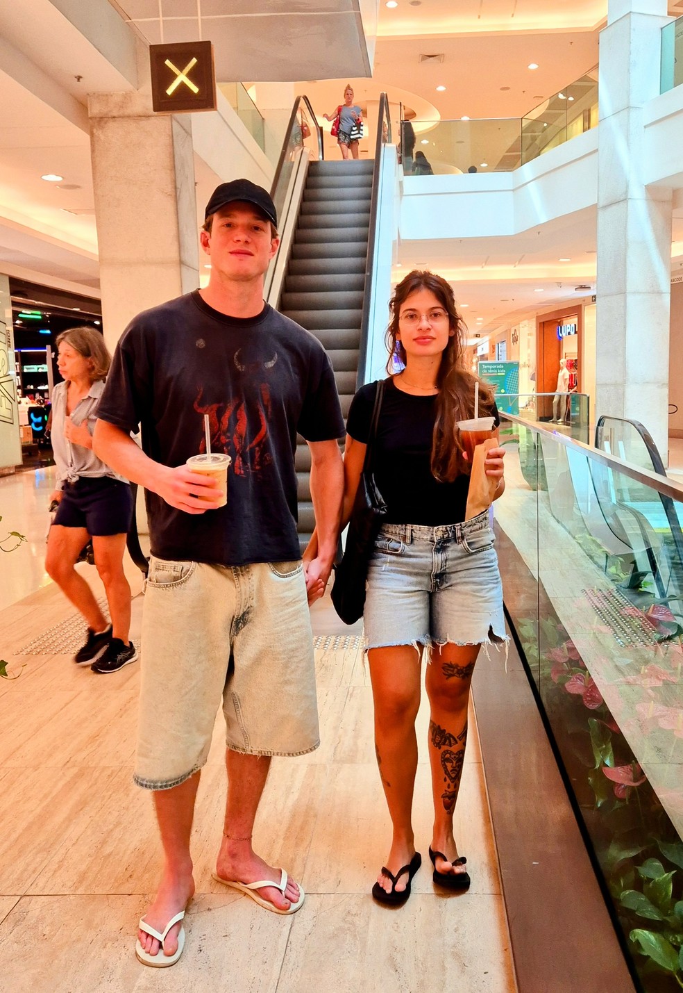 Pedro Novaes curte passeio agarradinho com a namorada