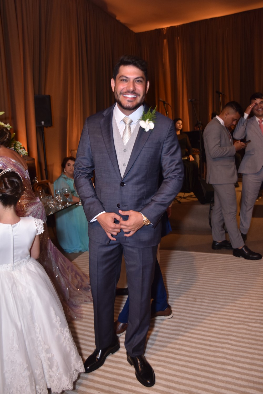 Famosos prestigiam casamento de Mirela Janis e Yugnir; veja looks