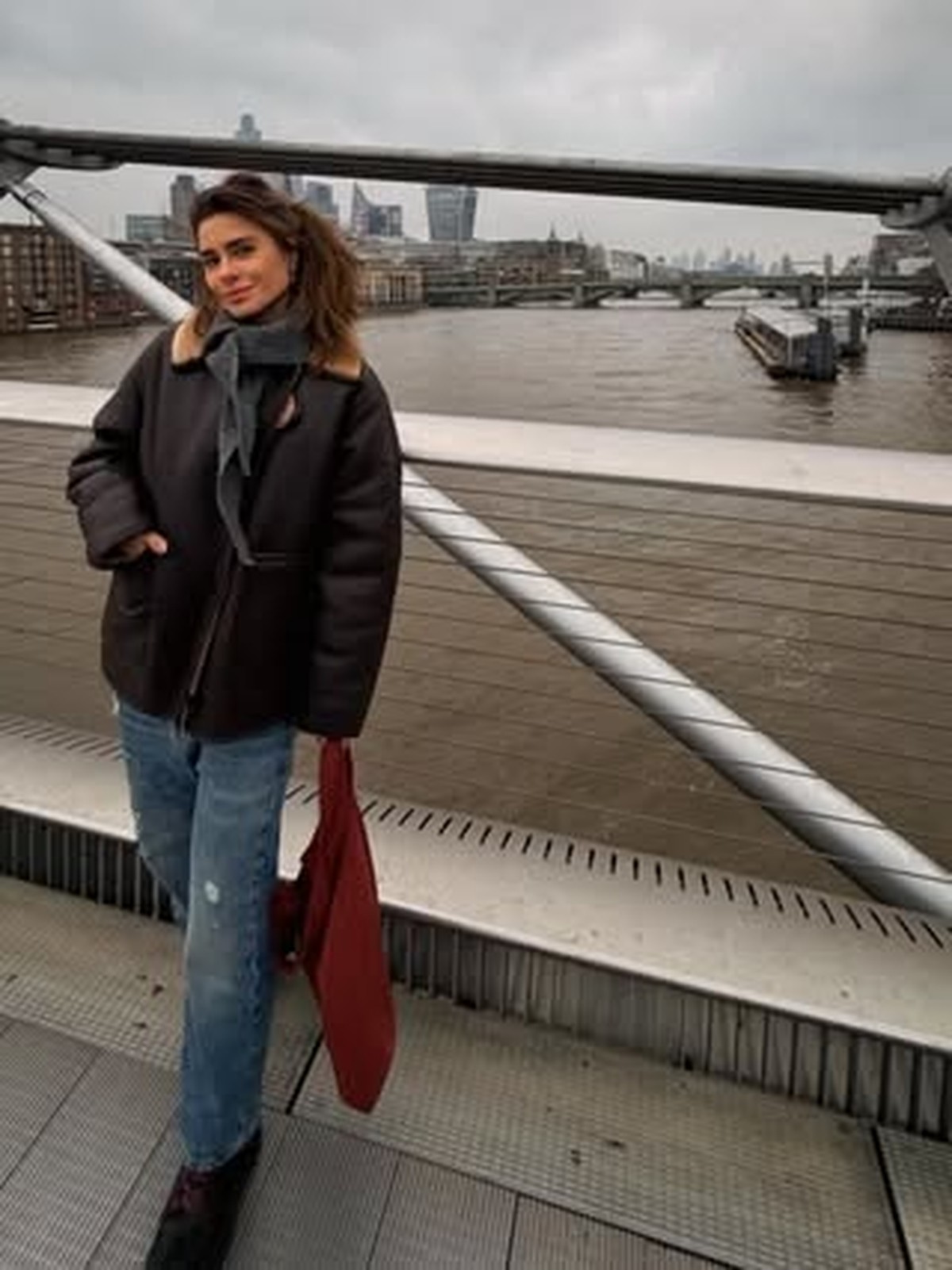 Carolina Dieckmmann abre álbum de Natal em Londres com os filhos