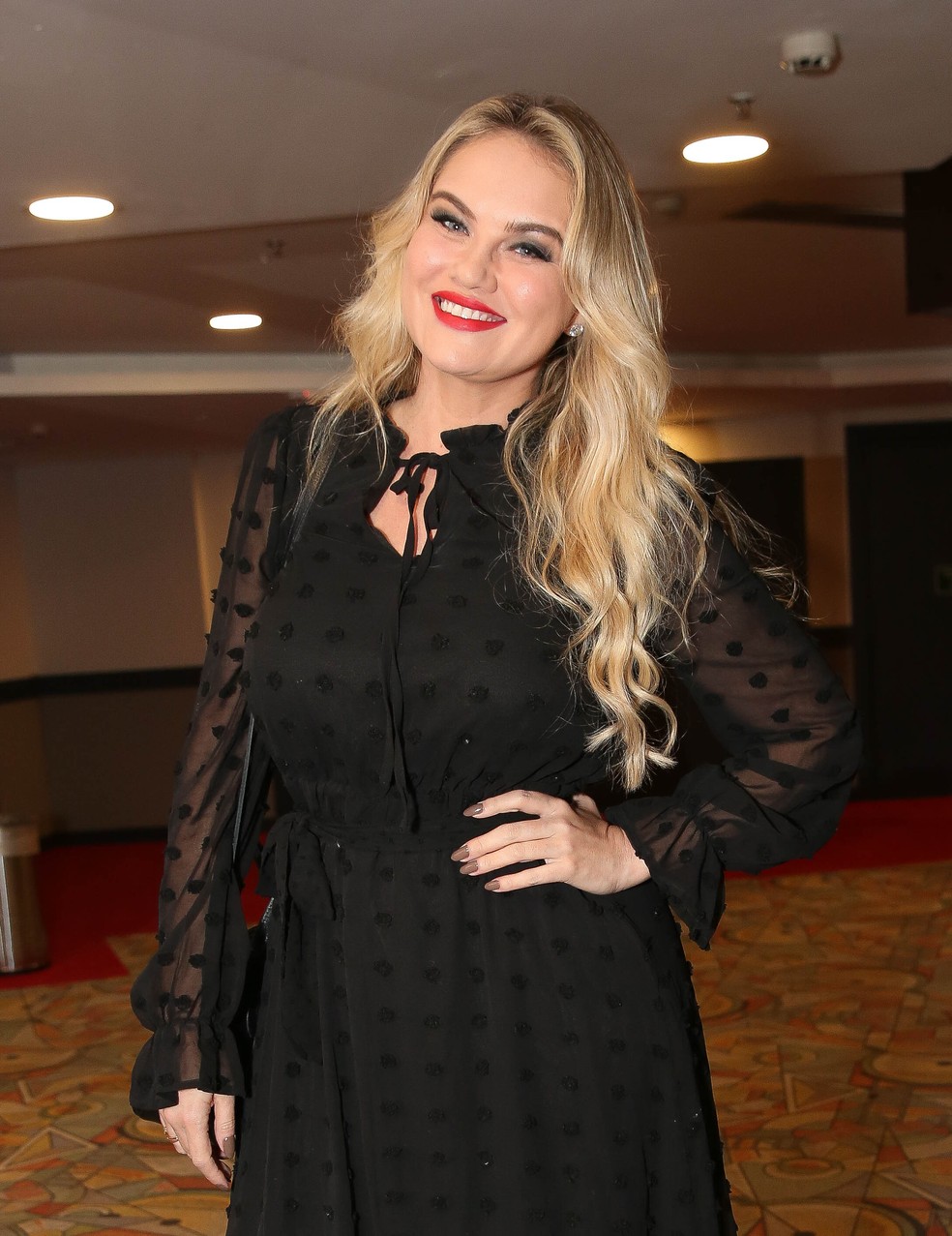 Ellen Rocche vai com o marido a musical em São Paulo; fotos