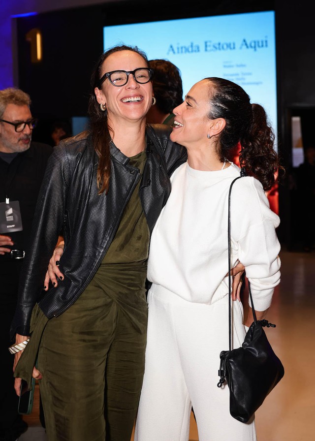 Alice Braga leva namorada para estreia de filme em São Paulo