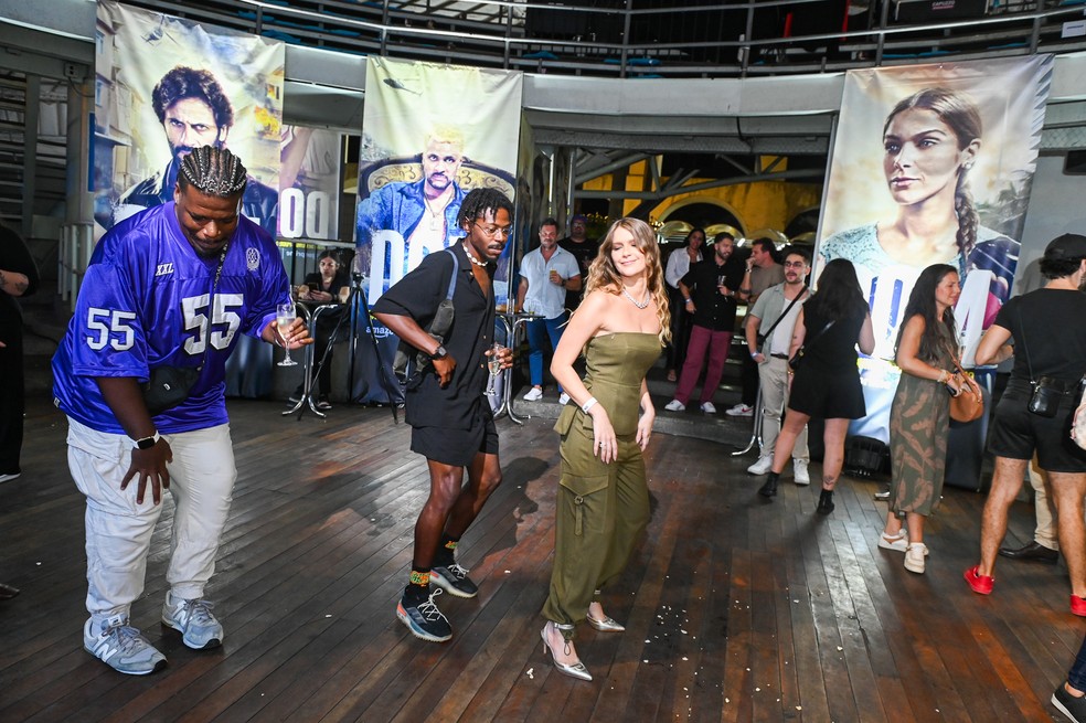 Recém-casada, Isabella Santoni leva o marido em evento no Rio de Janeiro