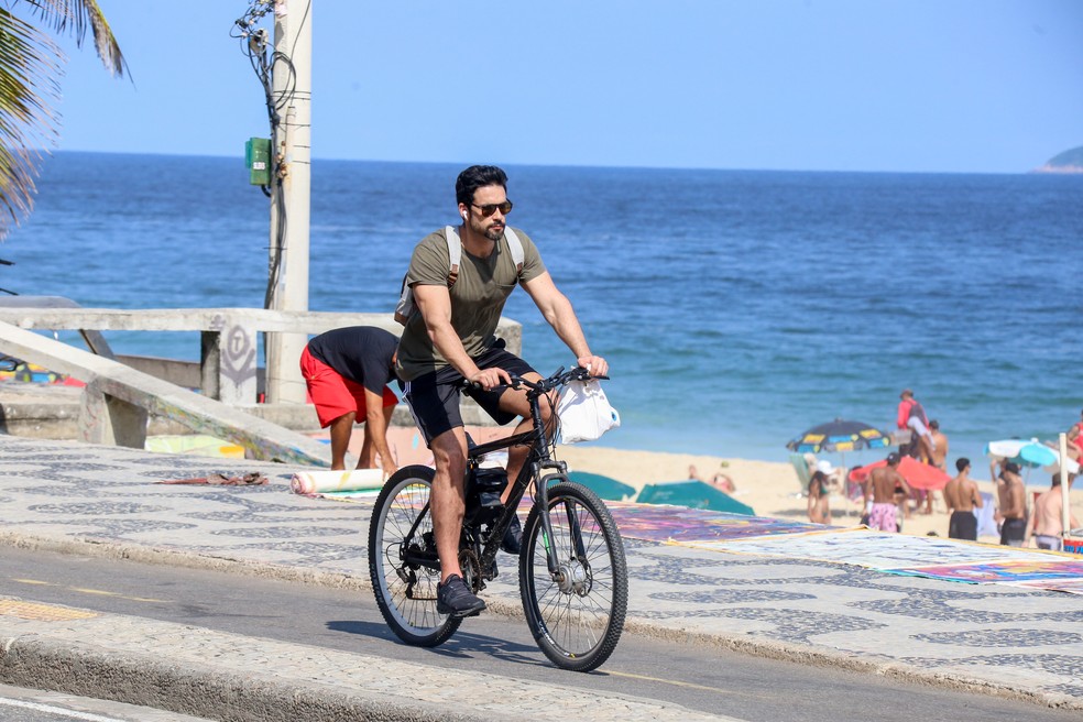 Sergio Marone aproveita dia ensolarado pedalando em orla da Praia do ...