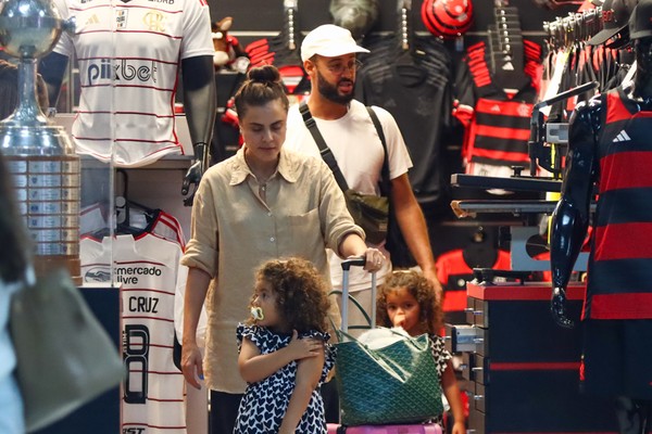 Em rara aparição, José Gil embarca com as filhas gêmeas e a esposa no ...