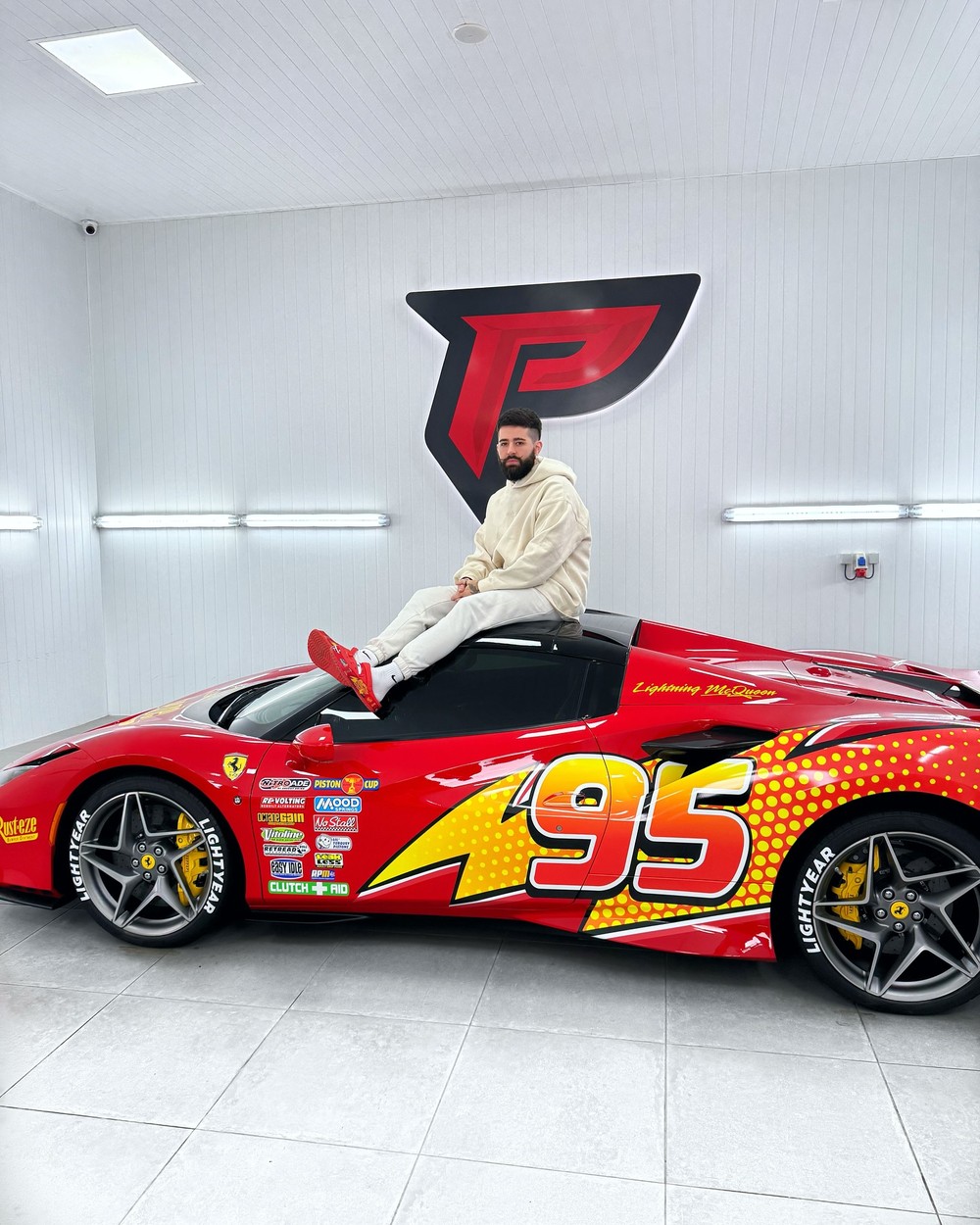 Influencer finge que foi banido da Ferrari e mostra carta falsa