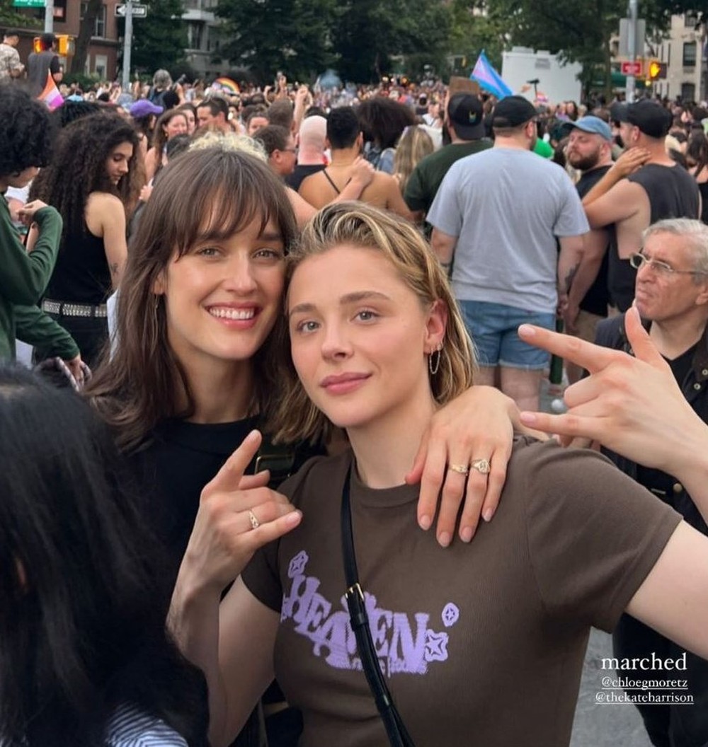 Chloë Grace Moretz, atriz de 'A Família Addams', se casa de azul com modelo Kate Harrison