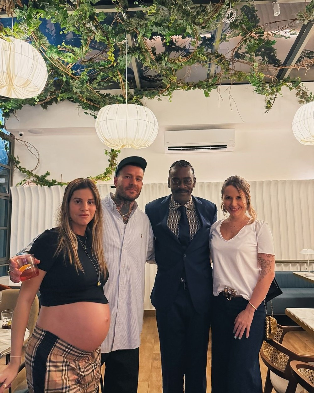 Shantal e Mateus Verdelho jantam com Seu Jorge e a esposa, Karina Barbieri