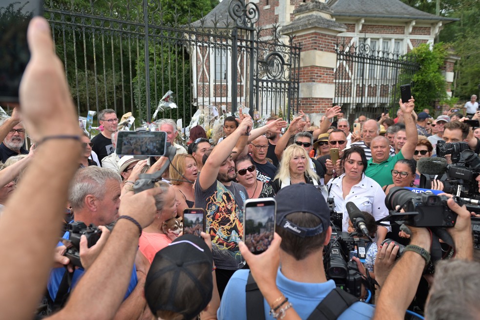 Funeral de Alain Delon reúne multidão na porta de sua mansão, na França