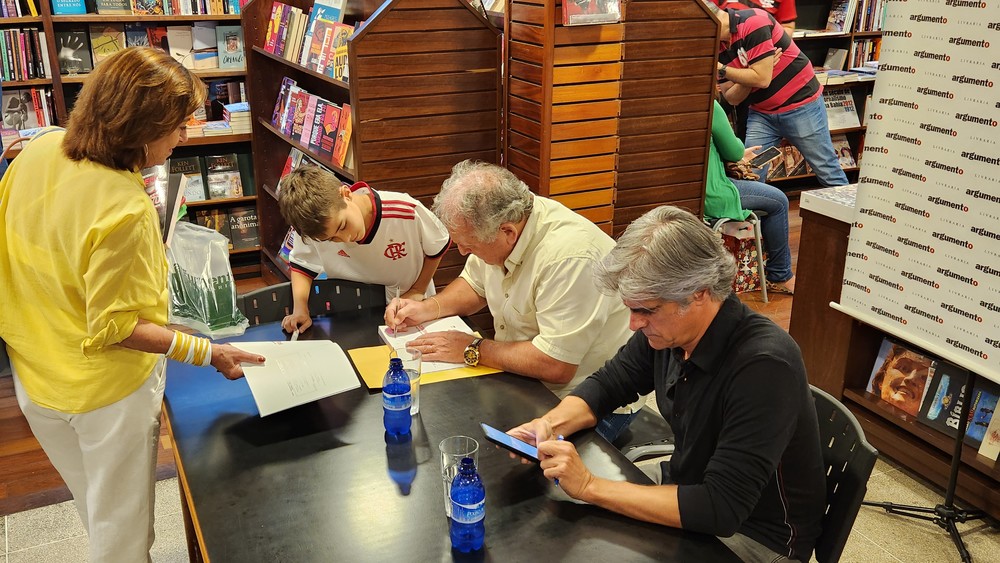 Em aparição rara, Zico faz alegria de fãs e posa para fotos