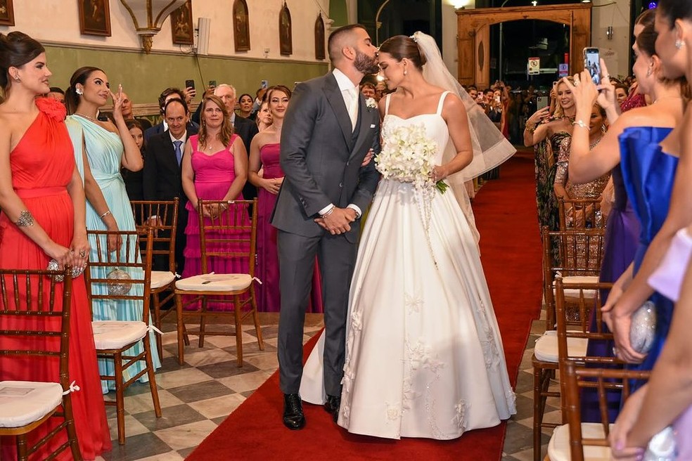 Rafa Marques e Pati Guerra abrem álbum do casamento; Bell Marques chorou