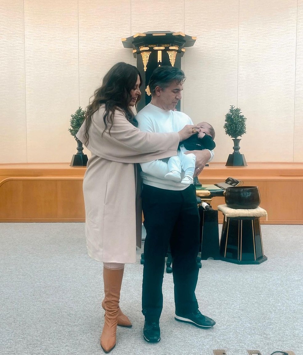 Claudia Raia e Jarbas Homem de Mello apresentam budismo ao filho