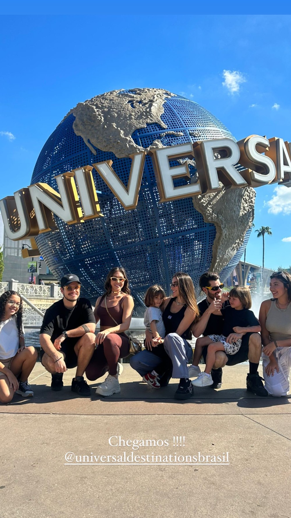 DJs e gêmeos, Alok e Bhaskar curtem parque em Orlando com irmã ...