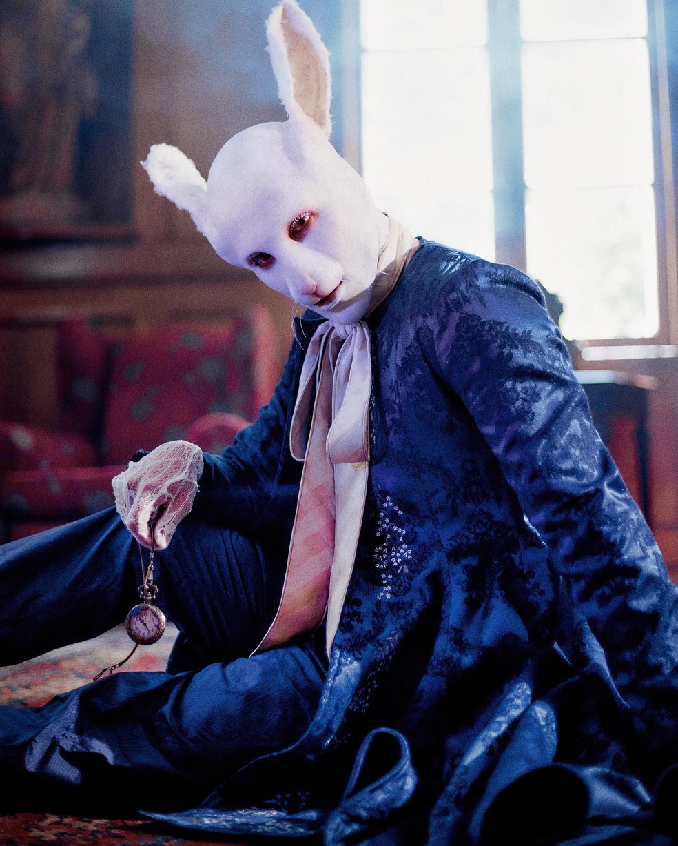 Influencer Vittor Fernando usa fantasia realista de coelho em baile de ...