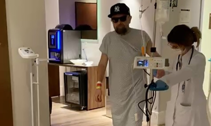 Ator Cacá Rosset passa por cirurgia em SP: 'Me libertei'