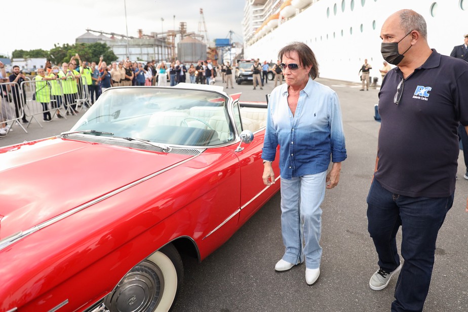 Roberto Carlos chega em seu Cadillac vermelho para cruzeiro em Santos ...