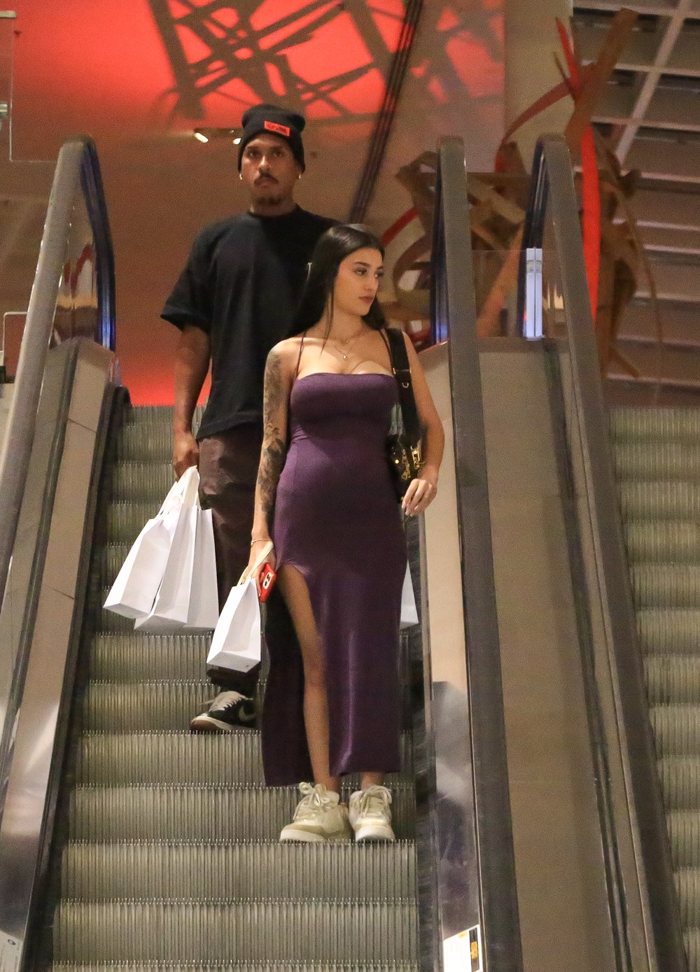 Grávida, Bia Miranda exibe barriguinha durante passeio no Rio de Janeiro