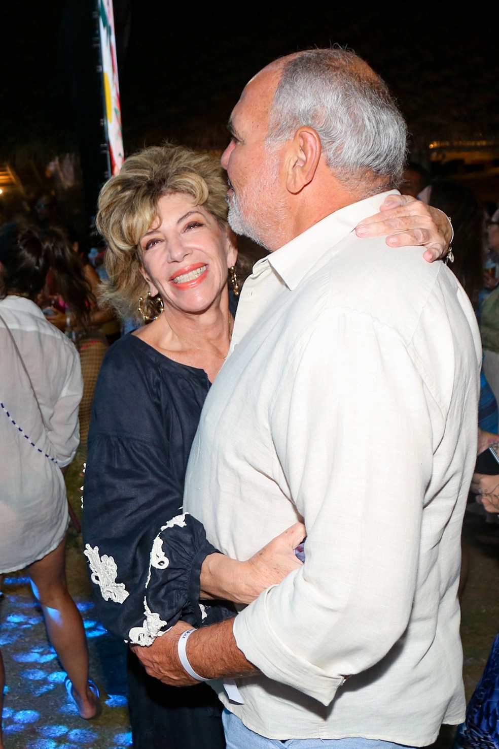 Silvia Poppovic troca beijos com o novo namorado em show na Bahia; fotos