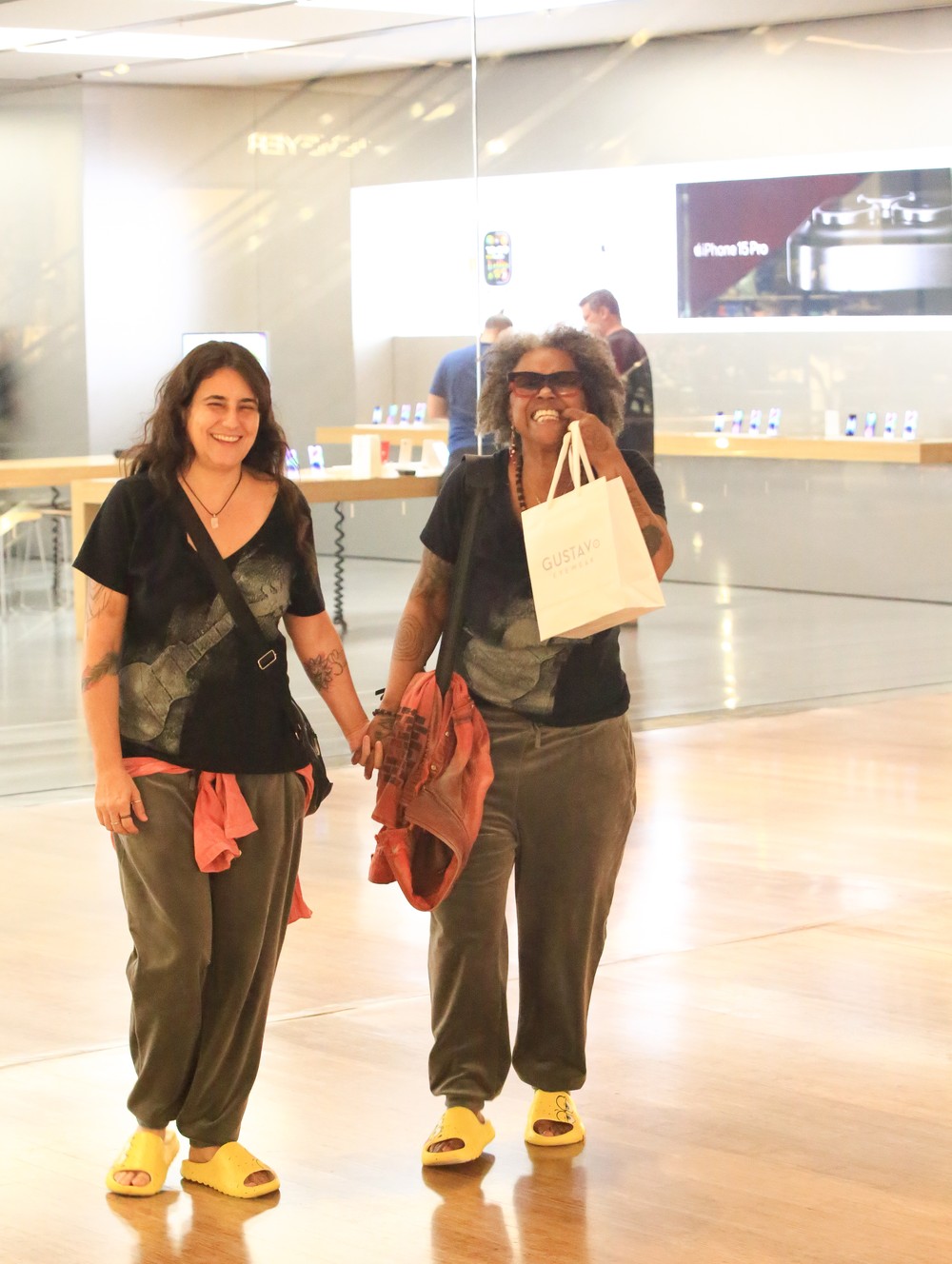 Sandra Sá passeia de mãos dadas com a esposa, Simone Malafaia