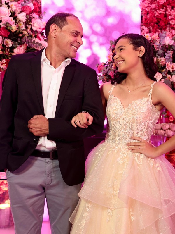 Cantora gospel Maria Marçal faz festança à la princesa pelos 16 anos