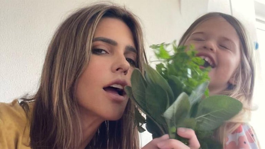 Fernanda Lima mostra lado mãezona em colheita ao lado da filha caçula