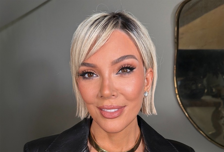 Mãe das Kardashians/Jenners surge loira e choca web: 'Mais jovem que as ...